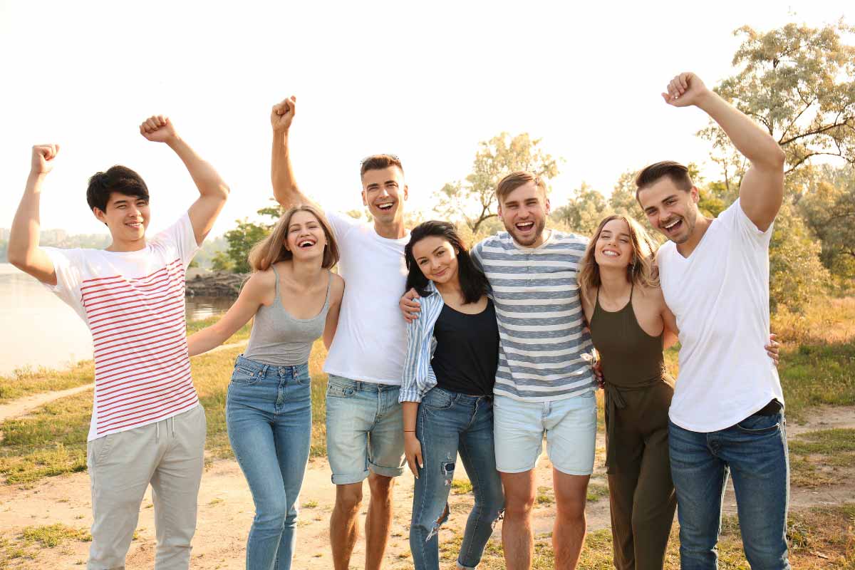 15 Group Photo Ideas Small & Large Teams