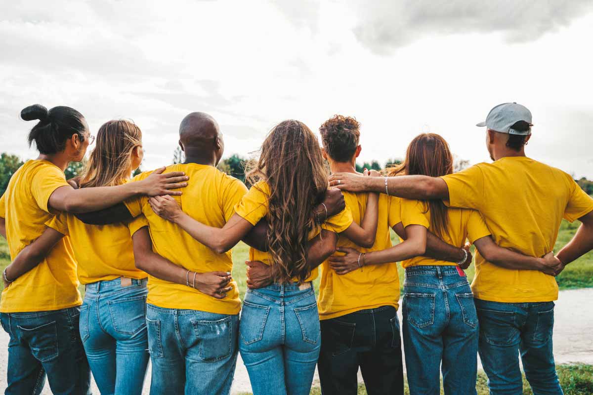 15 Group Photo Ideas Small & Large Teams