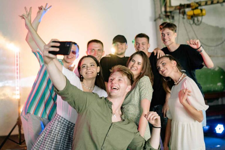 15 Group Photo Ideas Small & Large Teams