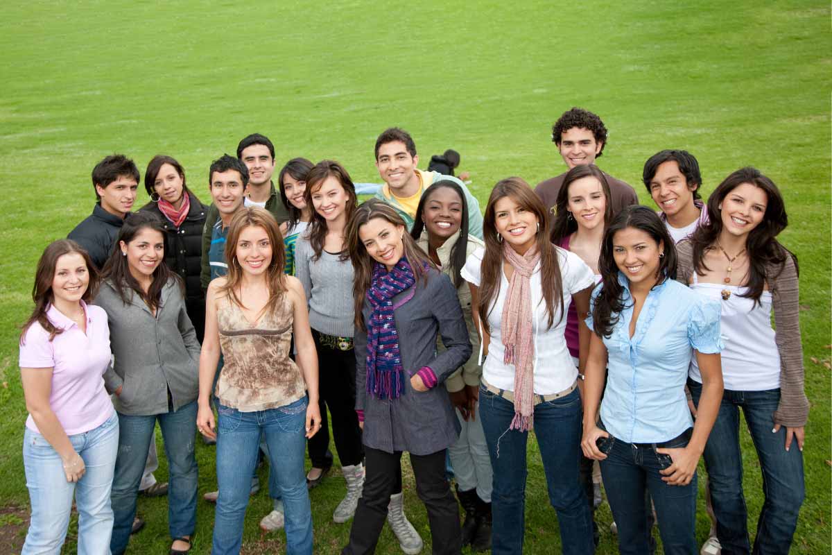 15 Group Photo Ideas Small & Large Teams