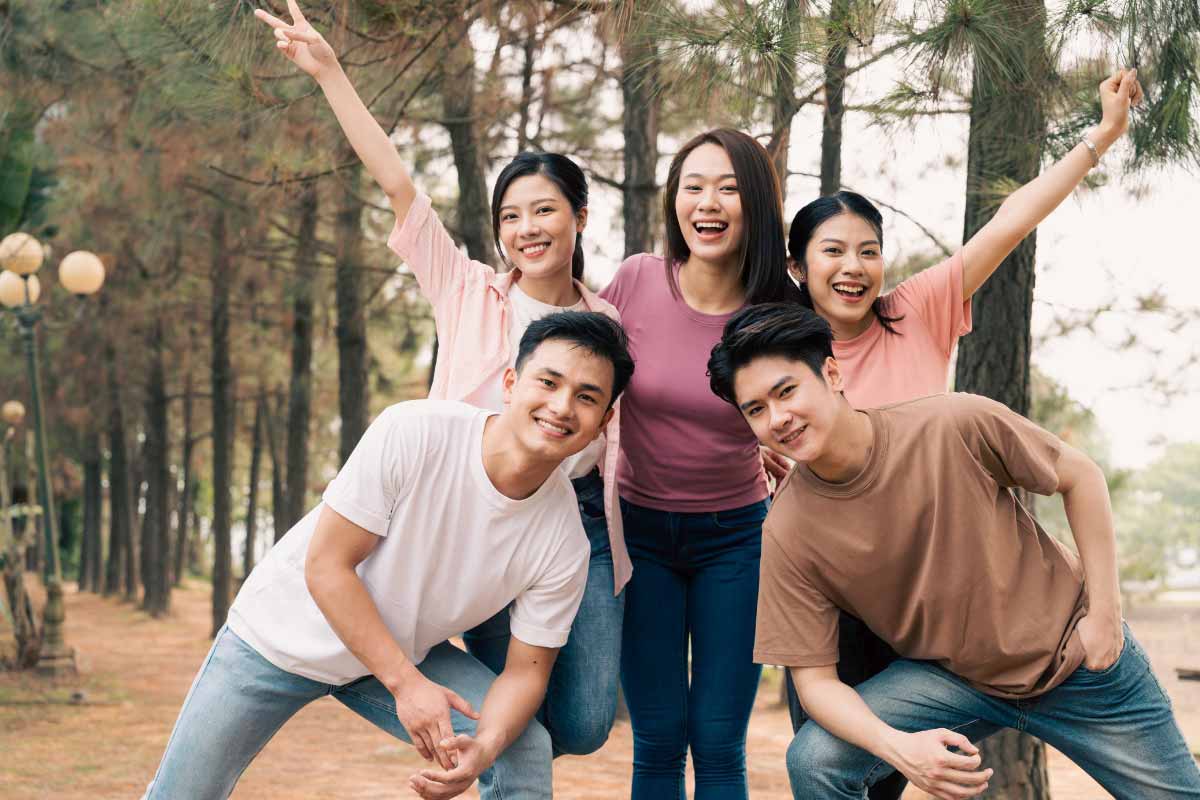 15 Group Photo Ideas Small & Large Teams